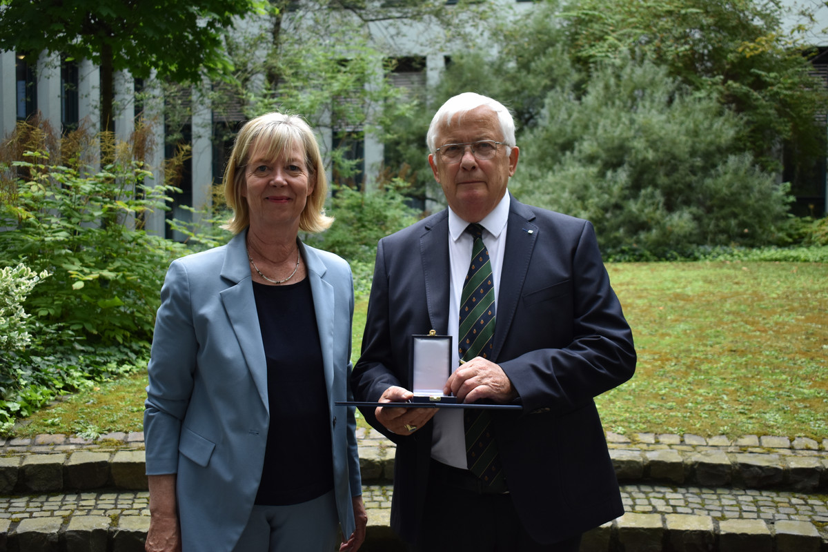 Finanzministerin Doris Ahnen überreicht Landesverdienstmedaille an ...